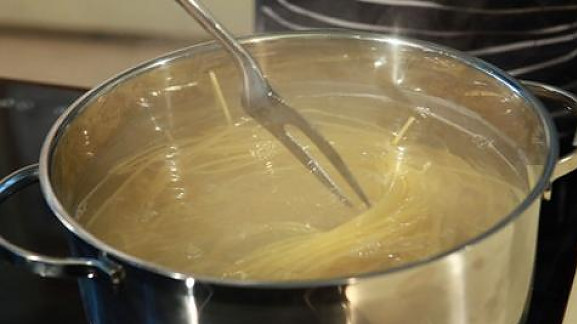 Μην Ξαναπετάξετε Το Νερό Από Τη Λαχταριστή Μακαρονάδα Σας – Απίστευτο ...