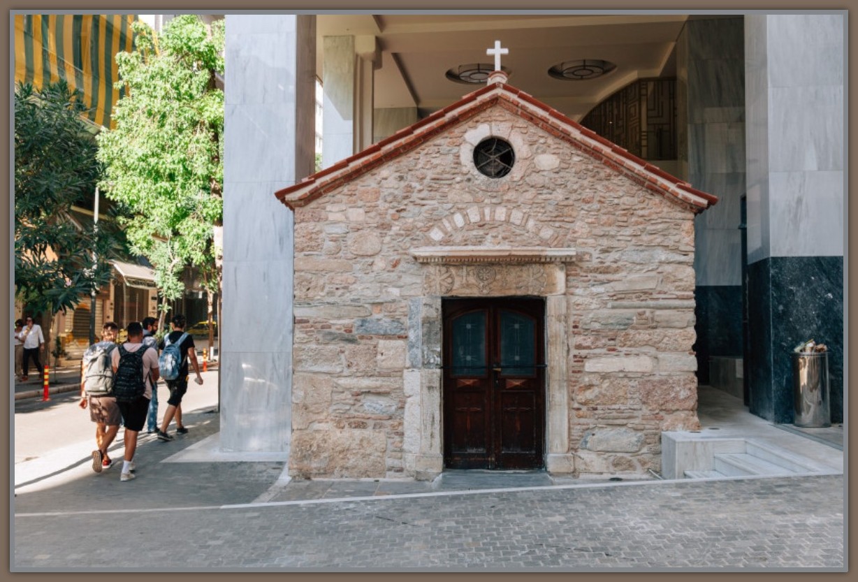 ΑΓΙΑ ΔΥΝΑΜΙΣ: Τι Κρύβεται Κάτω Από Το Εκκλησάκι Στην Μητροπόλεως!