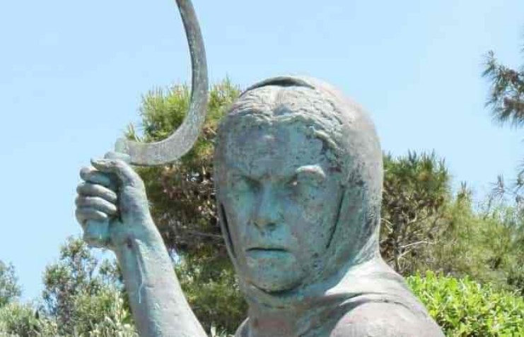 Η άγνωστη ιστορία της Μανιάτισας με το δρεπάνι που θα έπρεπε να ...